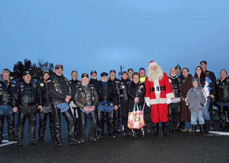 Santa saddles up his best team for the Community Christmas Tree ...